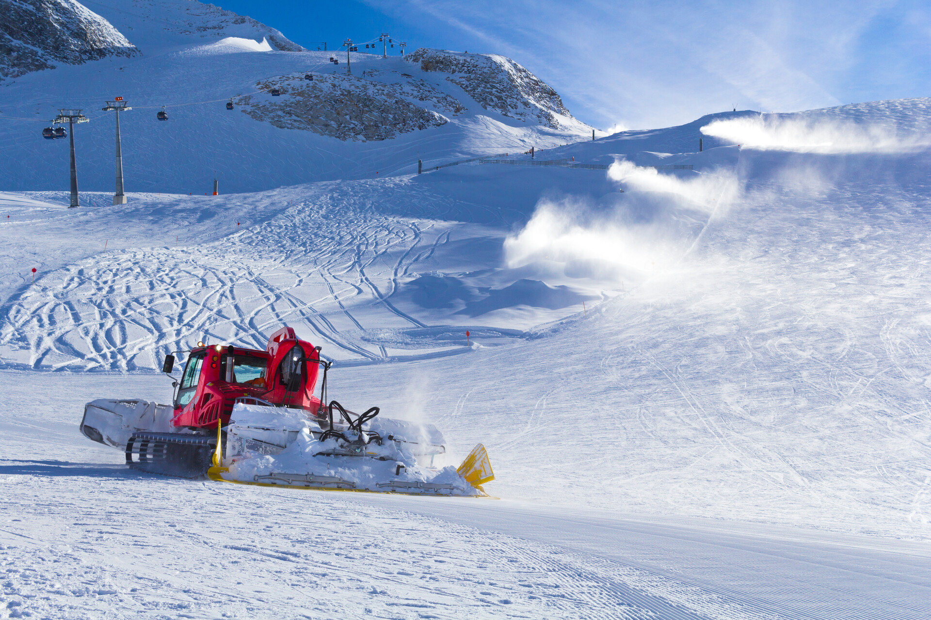 Piste groomer drivers - perfectly groomed slopes in the ski area
